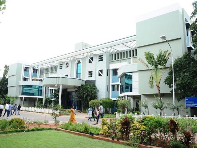 Bishop Heber College, Tiruchirappalli: Courses, Fees, Ranking, Contact ...